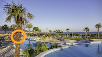 4 piscinas exteriores, guarda-sóis, espreguiçadeiras