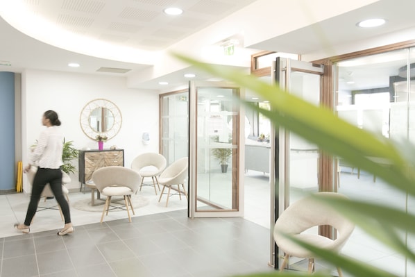 Área de estar no saguão