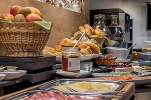 Pequeno-almoço tipo buffet diário mediante uma taxa 