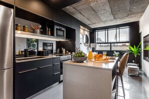 Quarto Duplo, 1 quarto (401) | Cozinha privada | Um frigorífico/congelador grande, um micro-ondas, um forno 
