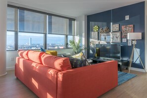 Apartamento com design assinado, 1 cama King e sofá-cama, cozinha, vista para a cidade | Sala de estar | TV de tela plana 52 polegadas com canais a cabo, TV