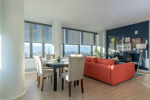 Apartamento com design assinado, 1 cama King e sofá-cama, cozinha, vista para a cidade | Área de estar | TV de tela plana 52 polegadas com canais a cabo, TV