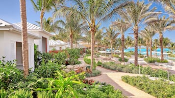 3 piscinas exteriores, toldos (sobretaxa), guarda-sóis