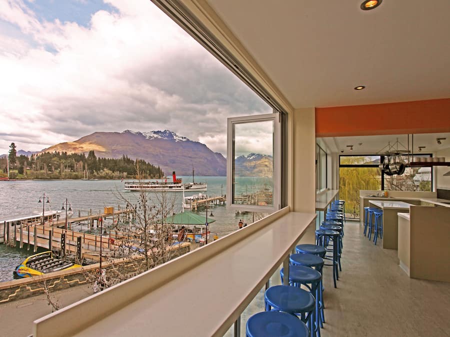 Refrigerador em uma área comum, micro-ondas em uma área comum, fogão