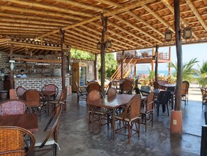 Pequenos-almoços, almoços, jantares servidos, com vista para a praia