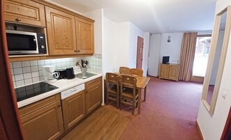 Appartement 2 pièces 4 personnes | Cozinha privada | Um frigorífico/congelador grande, um forno, uma placa de cozinha 