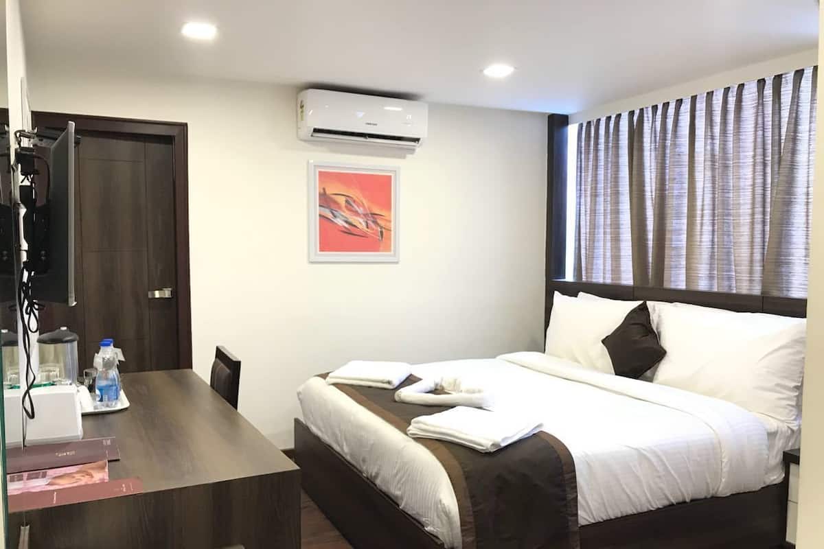 Quarto casal luxo, 1 cama King, vista para a cidade | 1 quarto, lençóis italianos Frette, roupas de cama premium