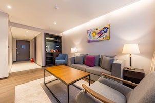 Suite, 1 cama king-size, não fumadores | Sala | TV de ecrã plano, filmes pagos 