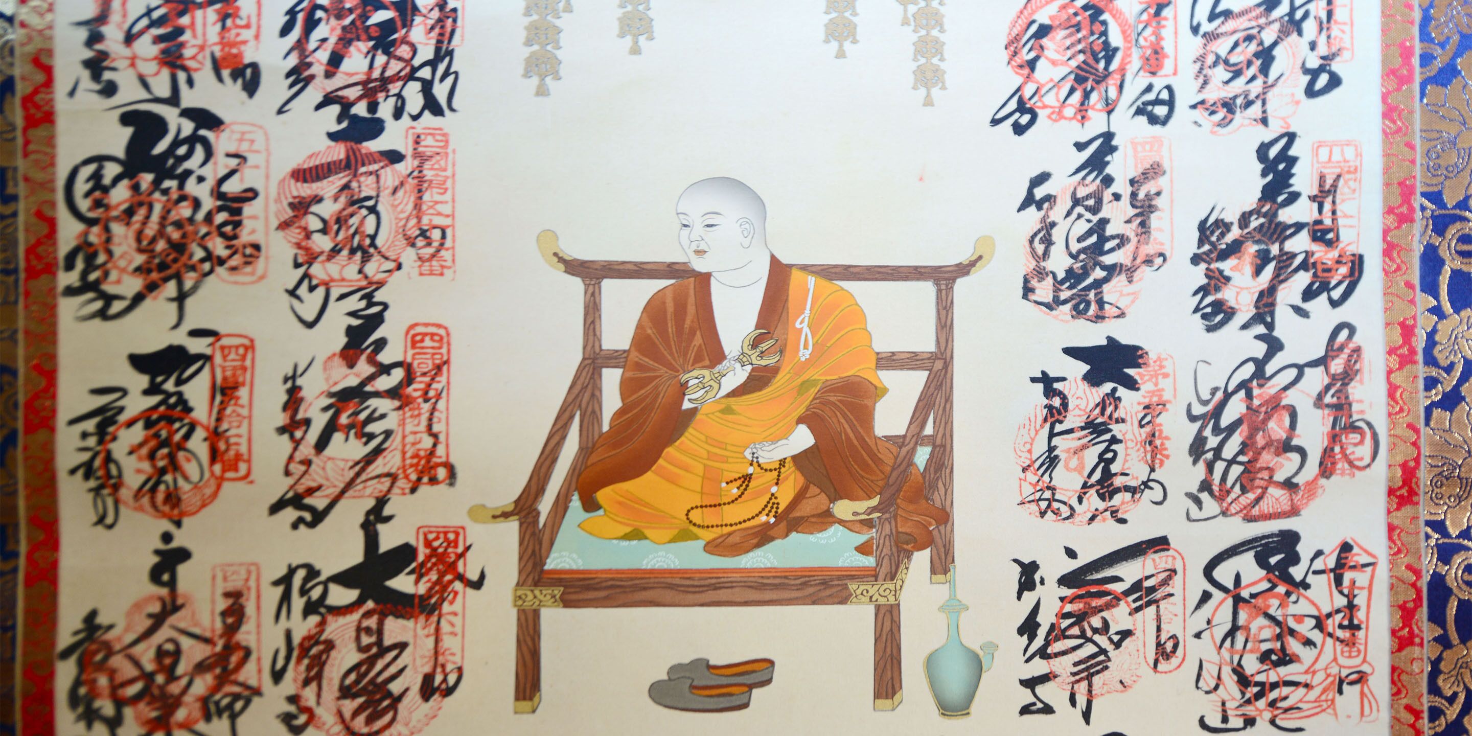 Quarto com piso de tatame em estilo japonês tradicional, uma mesa de madeira baixa e uma porta de papel shoji.