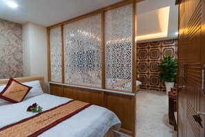 Roupa de alta qualidade, cofre no quarto, secretária