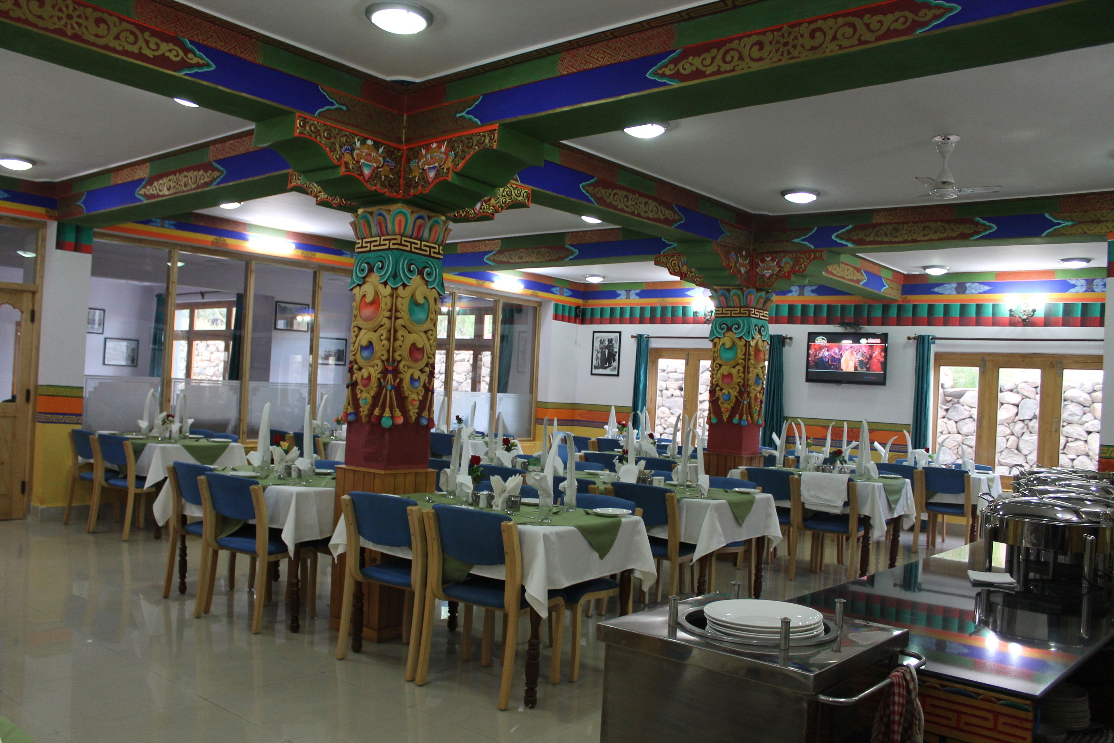 Café da manhã, almoço e jantar; culinária internacional 