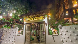 Um edifício tradicional com portas ornamentadas e uma placa com a inscrição 