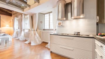 Apartamento, 1 quarto | Cozinha americana privada | Geladeira grande, cooktop, talheres/pratos/utensílios de cozinha