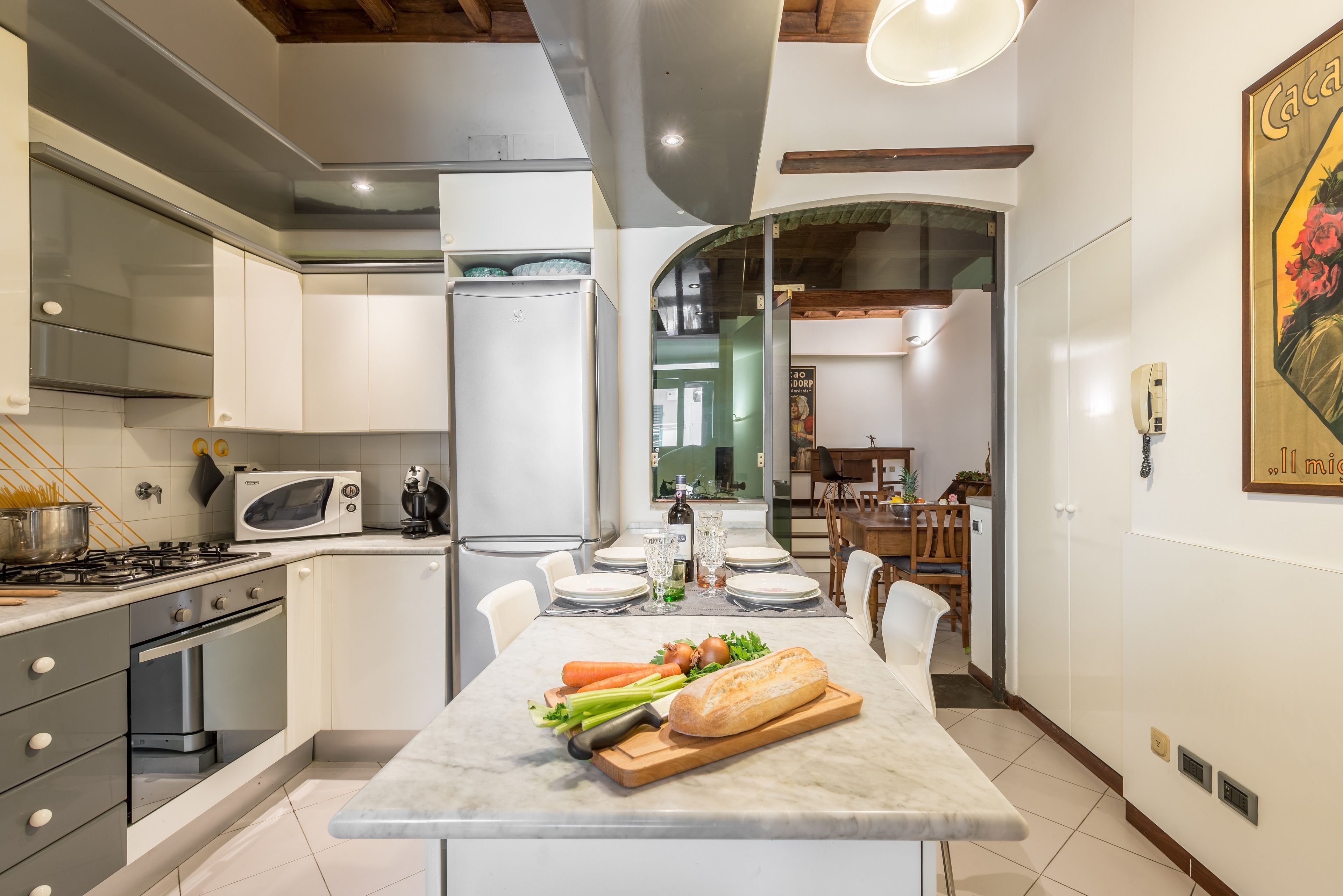 Apartamento standard, 2 quartos, sacada | Cozinha privada | Cafeteira/chaleira, geladeira grande, micro-ondas, fogão