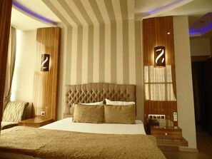 Roupas de cama premium, escrivaninha, Wi-Fi de cortesia