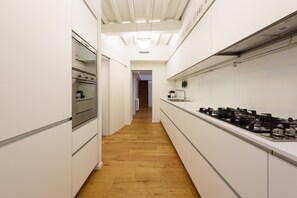 Apartamento, 2 quartos, varanda (Gemma Luxury) | Cozinha privada | Um frigorífico, um micro-ondas, uma placa de cozinha 