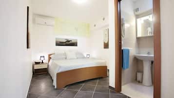 Quarto Quádruplo | Minibar, cofre no quarto, ferro/tábua de engomar, Wi-fi grátis