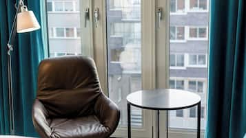 Cofre no quarto, cortinas/cortinados opacos, quartos insonorizados