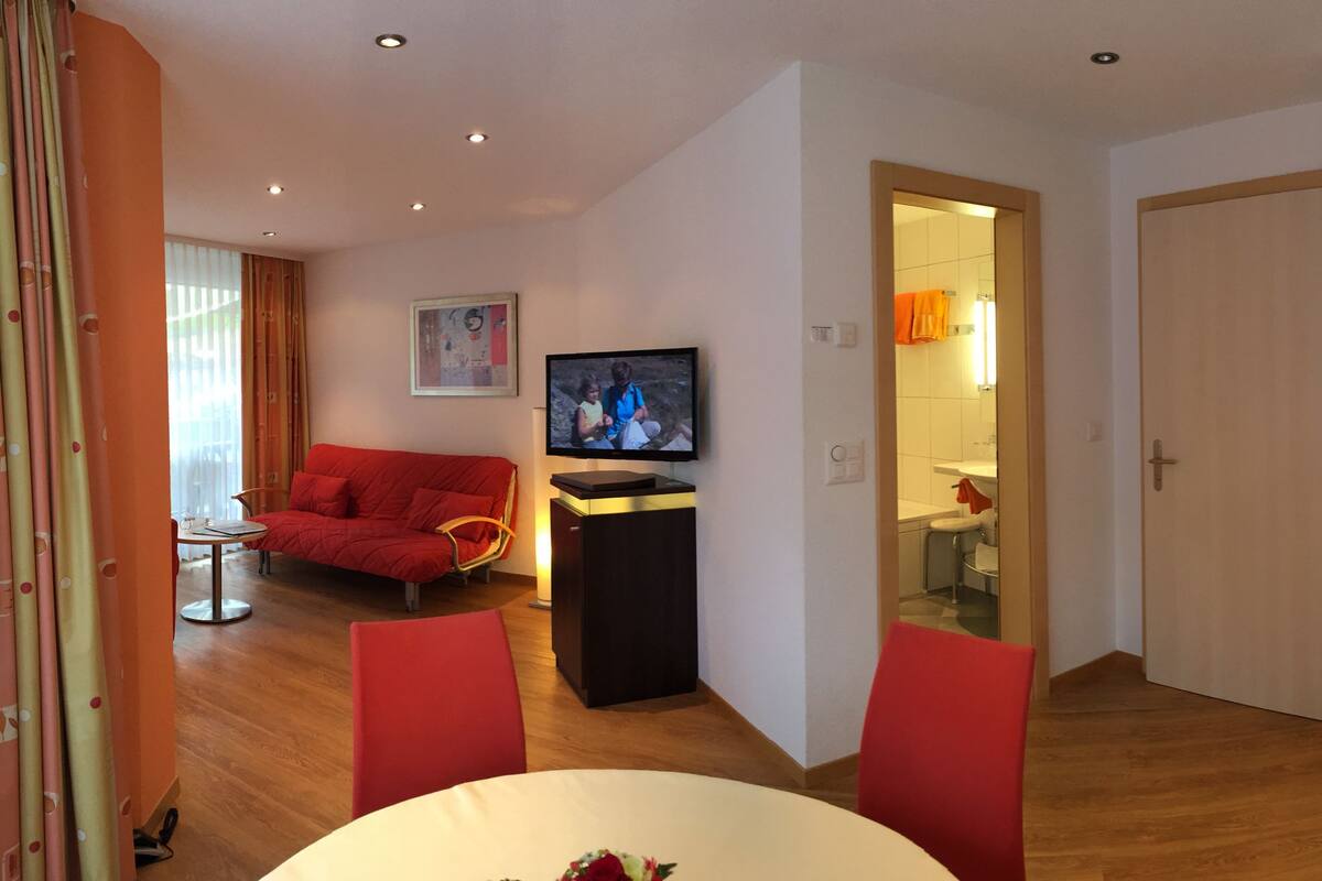 Um apartamento moderno com sala de jantar, cozinha e sala de estar.