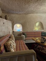 Suíte família, 2 quartos | Individualmente decorados, individualmente mobiliados