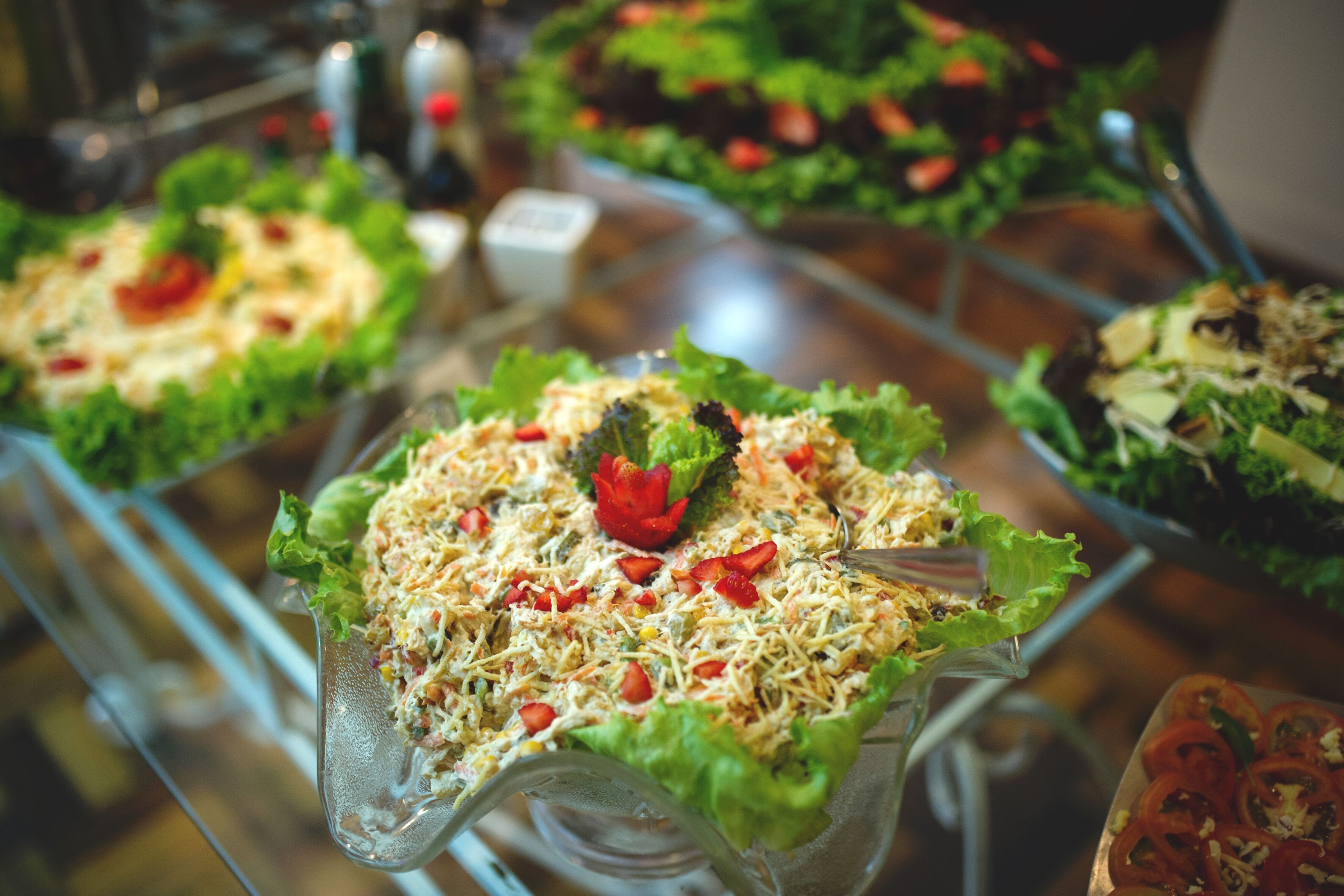 Buffet com diversas saladas e pratos.