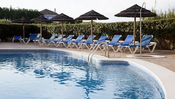 2 piscinas exteriores, da(s) 9:00 à(s) 19:00, guarda-sóis
