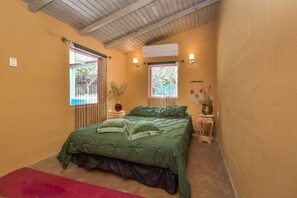 Roupas de cama premium, frigobar, ferros/tábuas de passar roupa