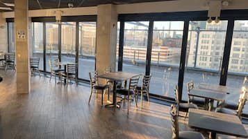 Café da manhã com buffet todos os dias (USD 7.86 por pessoa)
