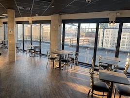 Café da manhã com buffet todos os dias mediante uma taxa