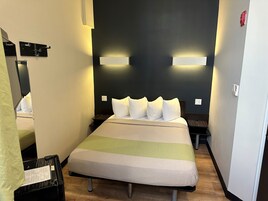 Quarto, 1 cama de casal | 1 quarto, roupa de alta qualidade, cofre no quarto, secretária