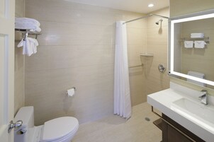 Toalhas de banho, sabonete, shampoo, papel higiênico