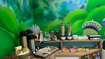 Café da manhã com buffet grátis todos os dias