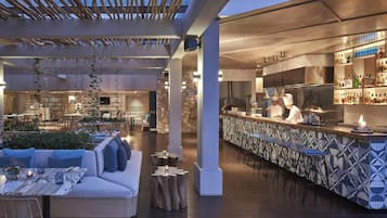 Este bar no lobby do hotel