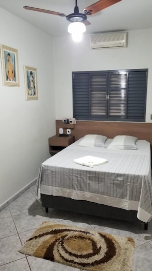 Frigobar, escrivaninha, ferros/tábuas de passar roupa, Wi-Fi de cortesia
