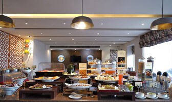 Pequeno-almoço tipo buffet diário mediante uma taxa