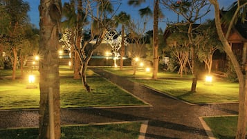 Fachada do alojamento (tarde/noite)