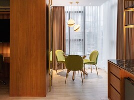 Suíte com design assinado, 1 cama King, vista para a cidade | Frigobar, cofres nos quartos, ferros/tábuas de passar roupa