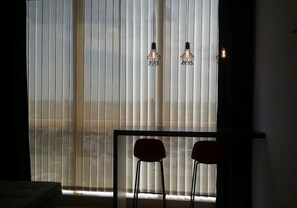 Suíte estúdio, vista para a cidade | Ferros/tábuas de passar roupa, Wi-Fi de cortesia