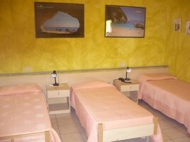 Quarto Triplo | Cofre no quarto, secretária, camas desdobráveis, Wi-fi grátis 