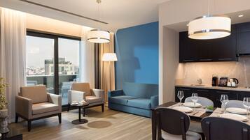 Uma cafeteira/bule, uma chaleira elétrica