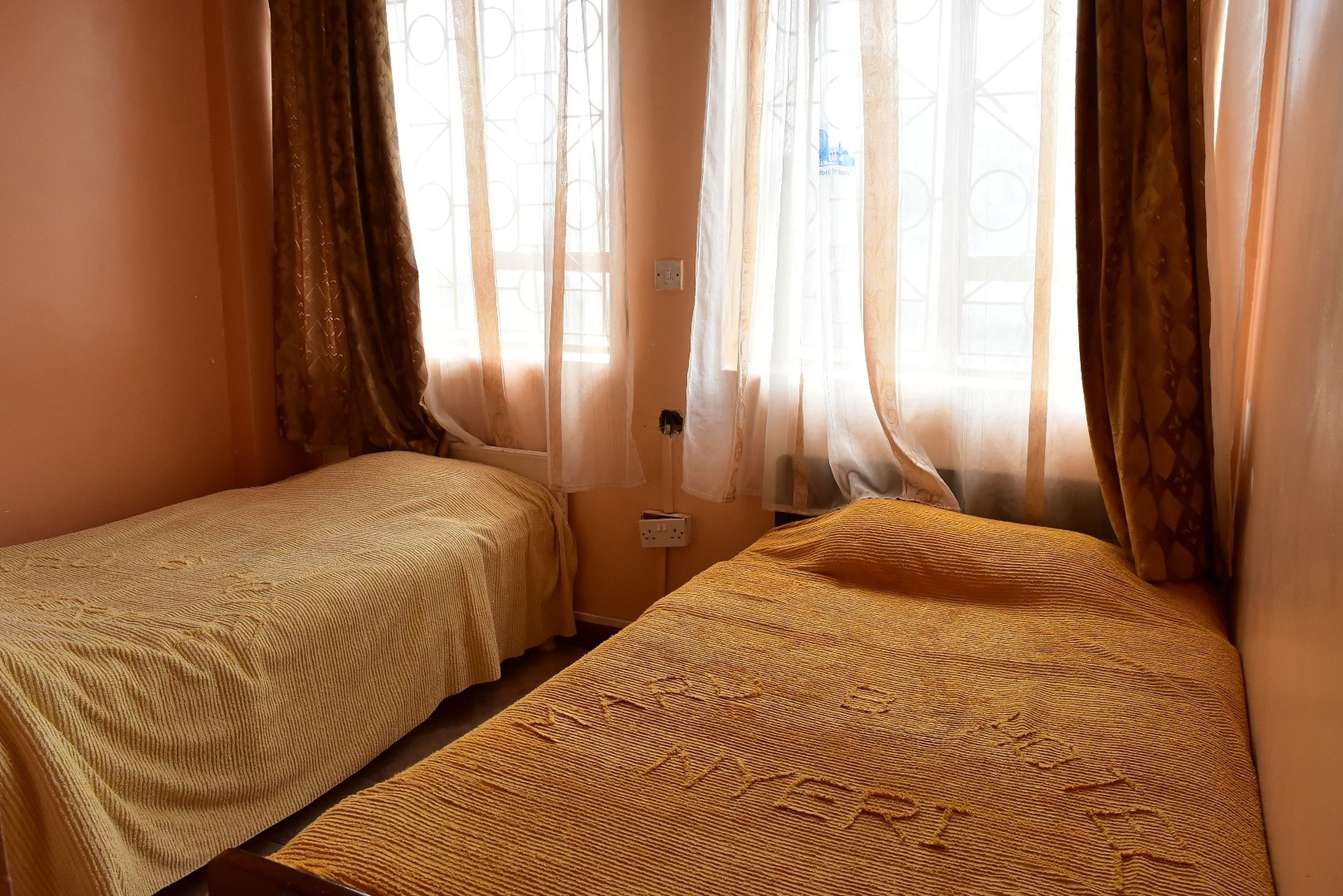 Quarto Duplo ou Twin Standard | Secretária 