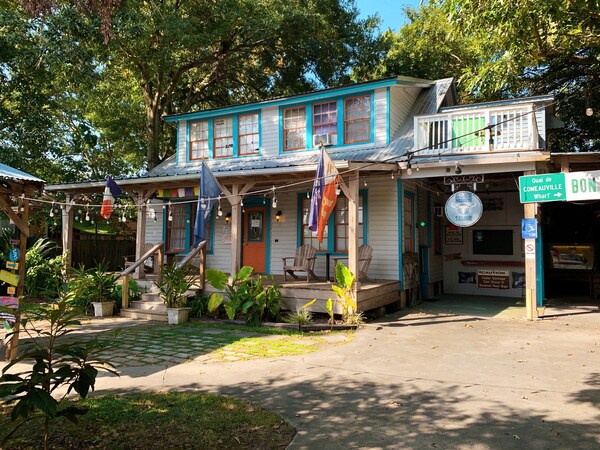 Blue Moon Guest House And Saloon - Lafayette, LA