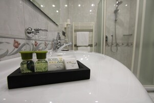 Chuveiro, produtos de toalete de grife, secador de cabelo, bidê