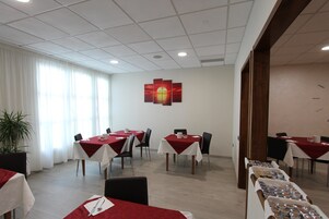 Café da manhã com buffet grátis todos os dias