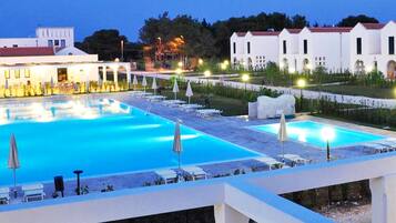 Piscina exterior sazonal, uma piscina transbordante, guarda-sóis