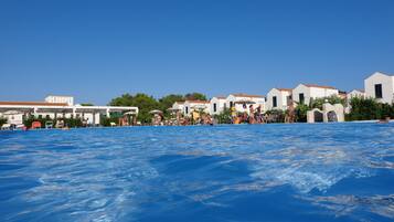 Piscina externa sazonal, piscina infinita, guarda-sóis, espreguiçadeiras