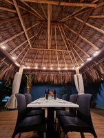 Pequenos-almoços, almoços, jantares servidos, com vista para a praia 