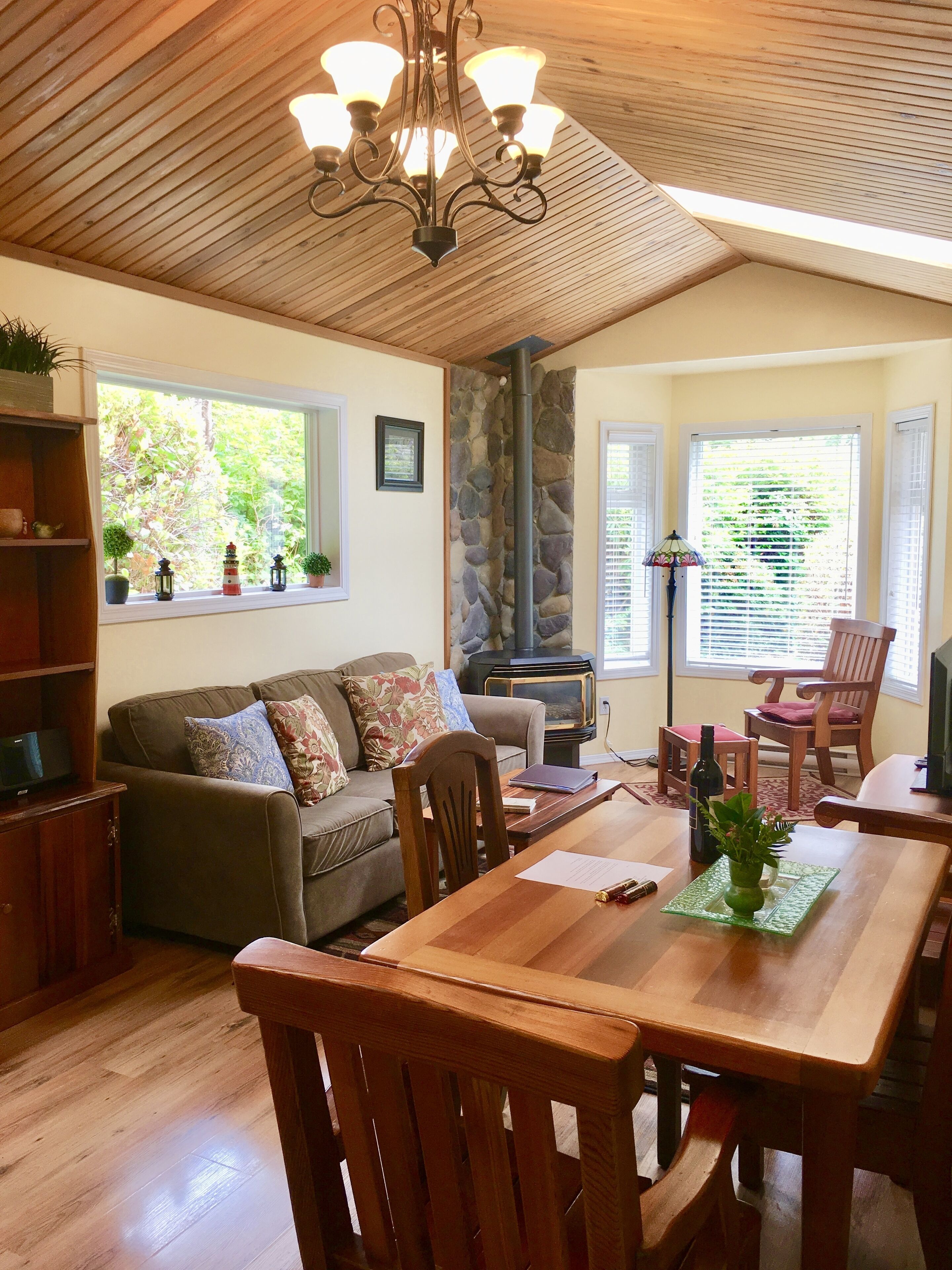 Cedar Shack Cottage With Private Hot Tub - Steps To Chesterman Beach - 