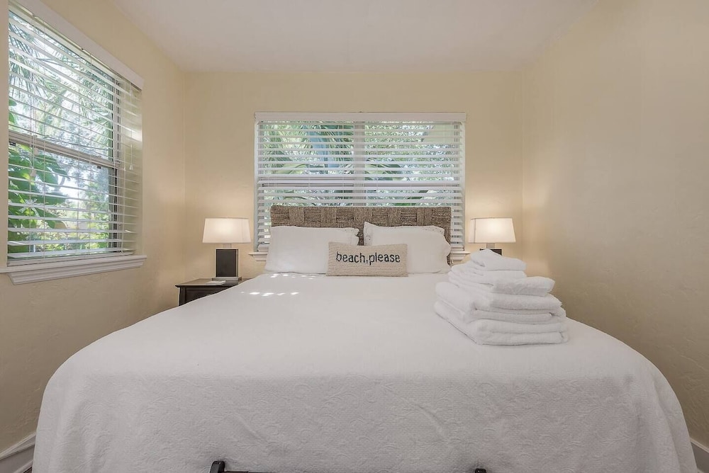 Sleeps 8 | Pet Friendly | Safe+parking | Apt 1&2 - Tampa, FL