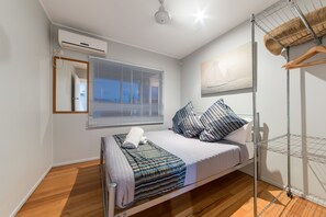 4 quartos, ferros/tábuas de passar roupa, roupa de cama